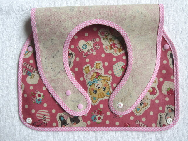 ラミネート☆お食事エプロン【ねこ ハート ドット】 | iichi ハンドメイド・クラフト作品・手仕事品の通販