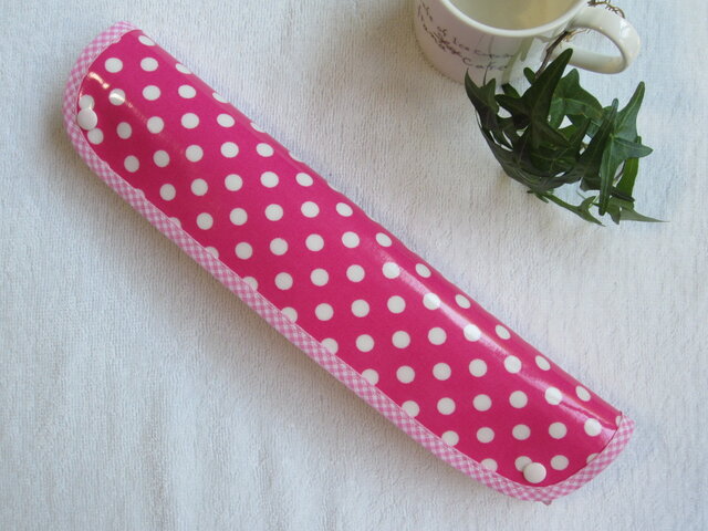 ラミネート☆お食事エプロン【おおきいドット】 | iichi ハンドメイド・クラフト作品・手仕事品の通販