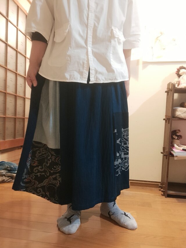 古布リメイク☆藍染めパッチスカート☆夏は木綿が嬉しい77cm丈 | iichi 日々の暮らしを心地よくするハンドメイドやアンティークのマーケットプレイス