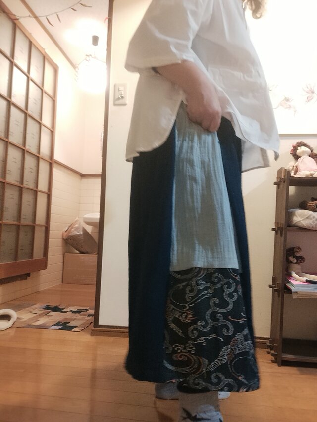 古布リメイク☆藍染めパッチスカート☆夏は木綿が嬉しい77cm丈 | iichi 日々の暮らしを心地よくするハンドメイドやアンティークのマーケットプレイス
