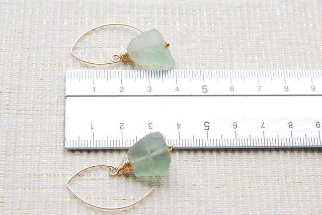 ラフロックフローライトのマーキスフックピアス グリーン no.2 14kgf | iichi ハンドメイド・クラフト作品・手仕事品の通販