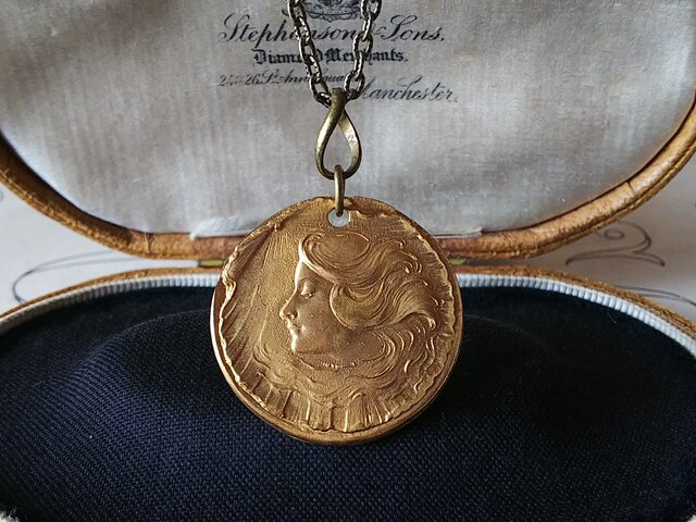 ヴィンテージ Beautiful Lady／Art Nouveau（29㎜）AAAランク ネックレス | iichi 日々の暮らしを心地よくするハンドメイドやアンティークのマーケットプレイス