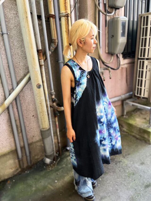 タイダイ染め 新型ノースリーブワンピース ブラックビューティ 幻想的な藍色のスノーフレイク HD19-72 | iichi 日々の暮らしを心地よくするハンドメイドやアンティークのマーケットプレイス