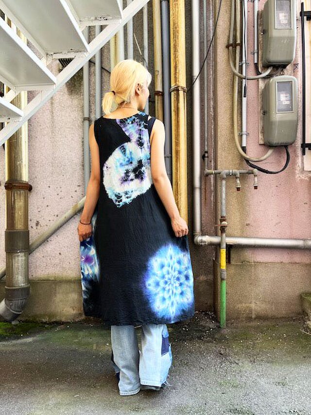 タイダイ染め 新型ノースリーブワンピース ブラックビューティ 幻想的な藍色のスノーフレイク HD19-72 | iichi 日々の暮らしを心地よくするハンドメイドやアンティークのマーケットプレイス