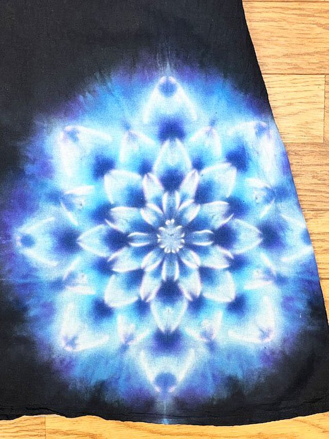 タイダイ染め 新型ノースリーブワンピース ブラックビューティ 幻想的な藍色のスノーフレイク HD19-72 | iichi 日々の暮らしを心地よくするハンドメイドやアンティークのマーケットプレイス