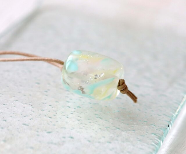 とんぼ玉のコットンコードネックレス「spring flower flow」 | iichi ハンドメイド・クラフト作品・手仕事品の通販