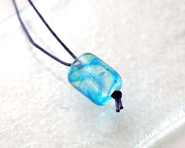 とんぼ玉のコットンコードネックレス「water flow」 | iichi 日々の暮らしを心地よくするハンドメイドやアンティークのマーケットプレイス