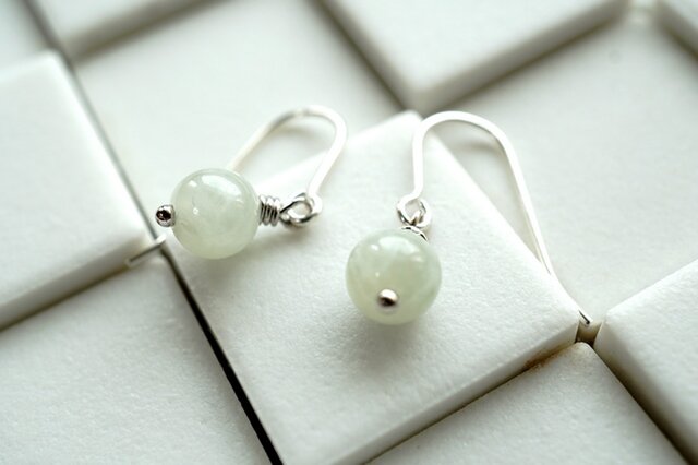 ビルマ翡翠（6mm玉）の1粒ピアス | iichi 日々の暮らしを心地よくするハンドメイドやアンティークのマーケットプレイス