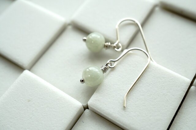 ビルマ翡翠（6mm玉）の1粒ピアス | iichi 日々の暮らしを心地よくするハンドメイドやアンティークのマーケットプレイス