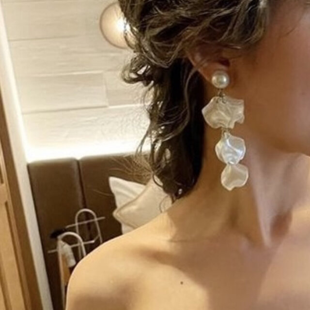 009 ホワイトパールとホワイトペタルのタッセル ウェディングアクセサリー ブライダルアクセサリー 前撮り 結婚式 | iichi ハンドメイド・クラフト作品・手仕事品の通販