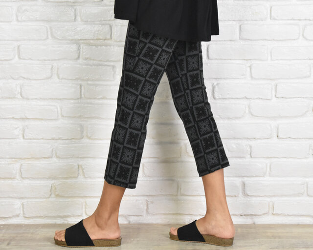 驚きの穿き心地！ハワイアンキルト柄スキニーストレートストレッチショートパンツ グレー ブラック | iichi 日々の暮らしを心地よくするハンドメイドやアンティークのマーケットプレイス