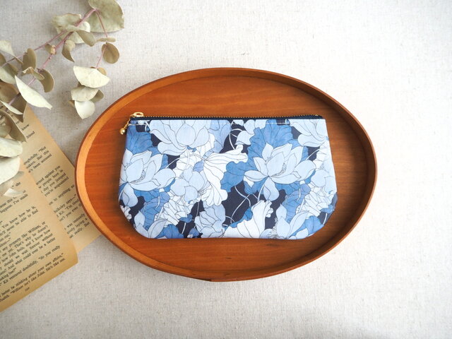 ラミネートラウンドポーチ(小さめタイプ) 「Small Waterlily」 | iichi 日々の暮らしを心地よくするハンドメイドやアンティークのマーケットプレイス