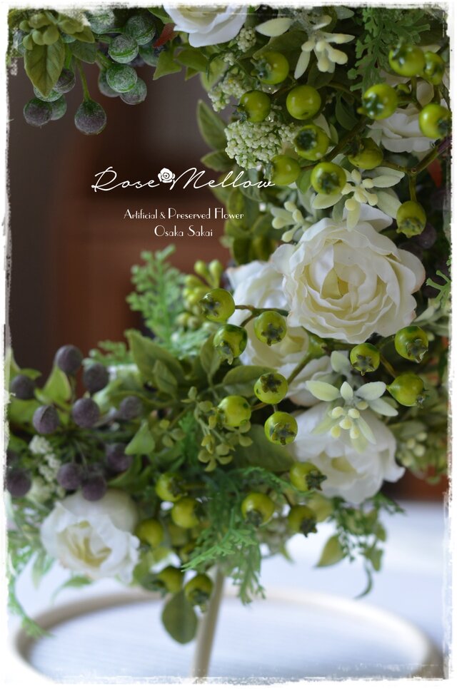 【アート】白バラとベリーのグリーンハーフムーンリース 直径約26㎝ | iichi ハンドメイド・クラフト作品・手仕事品の通販