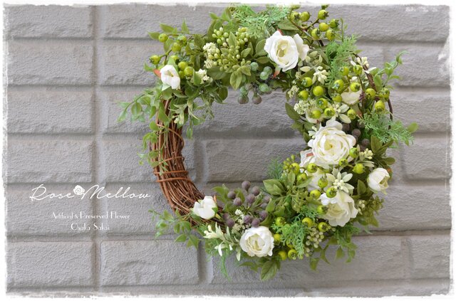 【アート】白バラとベリーのグリーンハーフムーンリース 直径約26㎝ | iichi ハンドメイド・クラフト作品・手仕事品の通販