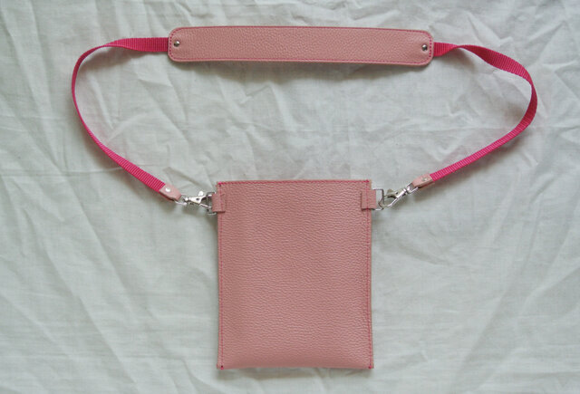 うさぎスカル（UR-1),ピンクのスマホネックストラップ。 | iichi ハンドメイド・クラフト作品・手仕事品の通販