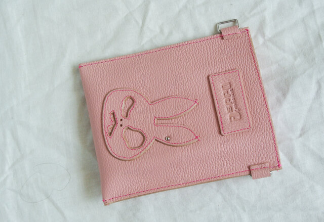 うさぎスカル（UR-1),ピンクのスマホネックストラップ。 | iichi ハンドメイド・クラフト作品・手仕事品の通販