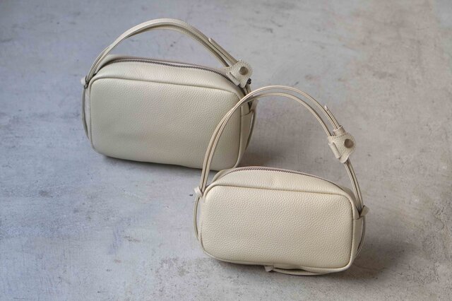 シャンパンミルキーゴールド・2WAY機能ポシェットLサイズ 内装キーホルダー付きいます。 | iichi ハンドメイド・クラフト作品・手仕事品の通販