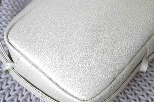 シャンパンミルキーゴールド・2WAY機能ポシェットLサイズ 内装キーホルダー付きいます。 | iichi ハンドメイド・クラフト作品・手仕事品の通販