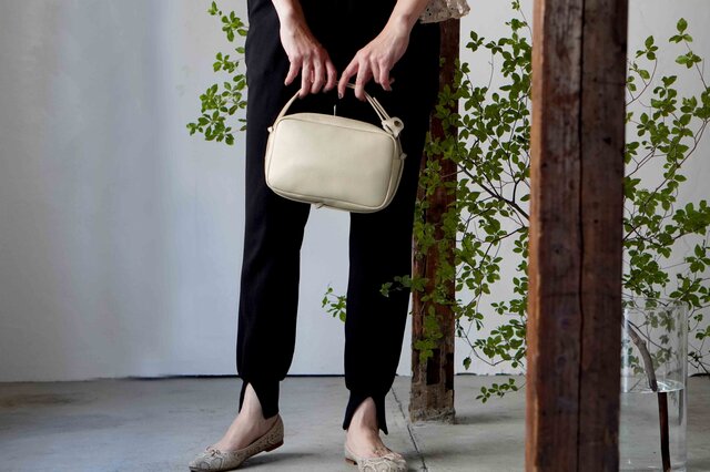 シャンパンミルキーゴールド・2WAY機能ポシェットLサイズ 内装キーホルダー付きいます。 | iichi ハンドメイド・クラフト作品・手仕事品の通販