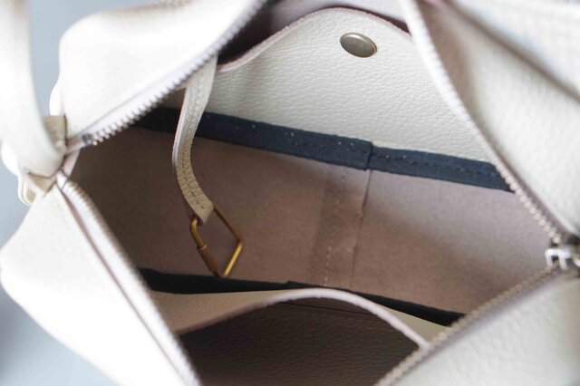 シャンパンミルキーゴールド・2WAY機能ポシェットLサイズ 内装キーホルダー付きいます。 | iichi ハンドメイド・クラフト作品・手仕事品の通販