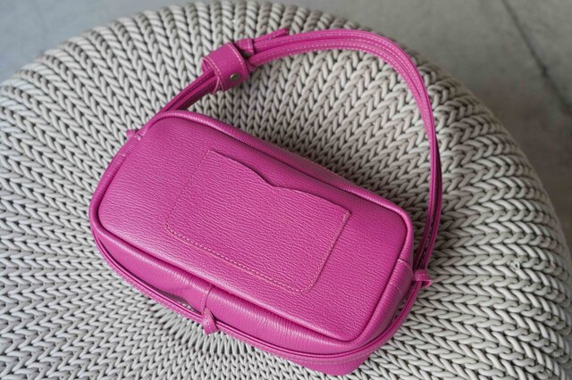 チェリーパープル・2WAY機能ポシェット 内装キーホルダー付き：ポケット機能充実しています。 | iichi 日々の暮らしを心地よくするハンドメイドやアンティークのマーケットプレイス