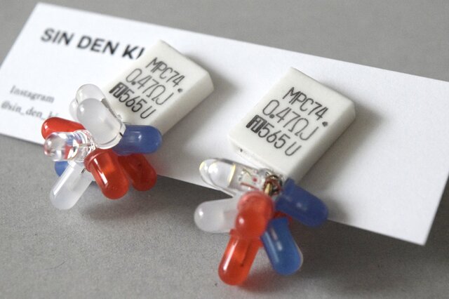 発光ダイオードのお花ピアス(BLUE &RED) | iichi ハンドメイド・クラフト作品・手仕事品の通販