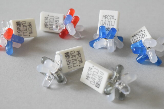 発光ダイオードのお花ピアス(BLUE &RED) | iichi ハンドメイド・クラフト作品・手仕事品の通販