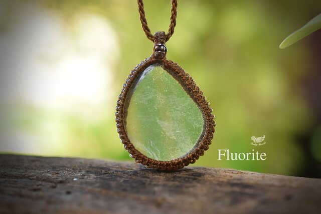 ブルーグリーン★フローライト マクラメネックレス1079 | iichi 日々の暮らしを心地よくするハンドメイドやアンティークのマーケットプレイス