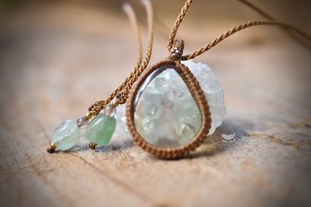ブルーグリーン★フローライト マクラメネックレス1079 | iichi 日々の暮らしを心地よくするハンドメイドやアンティークのマーケットプレイス