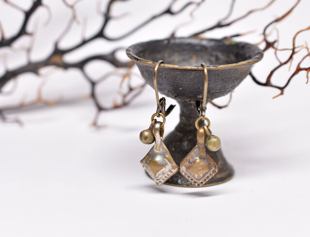 スクエアアフガンパーツと民族鈴の小さめなピアス | iichi 日々の暮らしを心地よくするハンドメイドやアンティークのマーケットプレイス