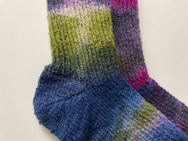 手編み靴下【ショッペル手染めヴンダークレックス 2185 ヒグリーピグリー】 | iichi ハンドメイド・クラフト作品・手仕事品の通販