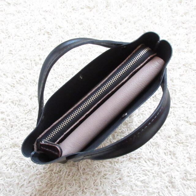 《牛革》便利で可愛い♪使って楽しい♪バッグインバッグ・ブラック・スムース・044 | iichi 日々の暮らしを心地よくするハンドメイドやアンティークのマーケットプレイス