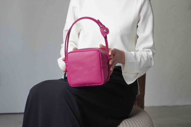 チェリーパープル・2WAY機能キューブポシェット 内装キーホルダー付き：ポケット機能充実しています。 | iichi 日々の暮らしを心地よくするハンドメイドやアンティークのマーケットプレイス