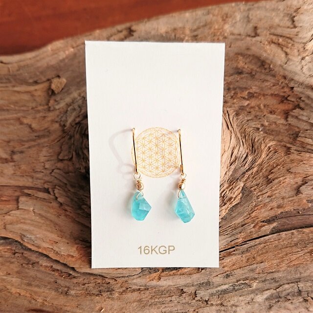 ネオンブルーアパタイトのピアス 16kgp | iichi 日々の暮らしを心地よくするハンドメイドやアンティークのマーケットプレイス