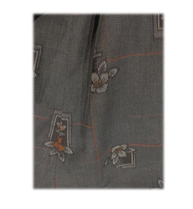 300 レトロなワンピース 大島紬 1点物 着物リメイク 抜き衿 七分袖 グレー系 小花柄 ハイウェスト切り替え スタイルアップ | iichi ハンドメイド・クラフト作品・手仕事品の通販