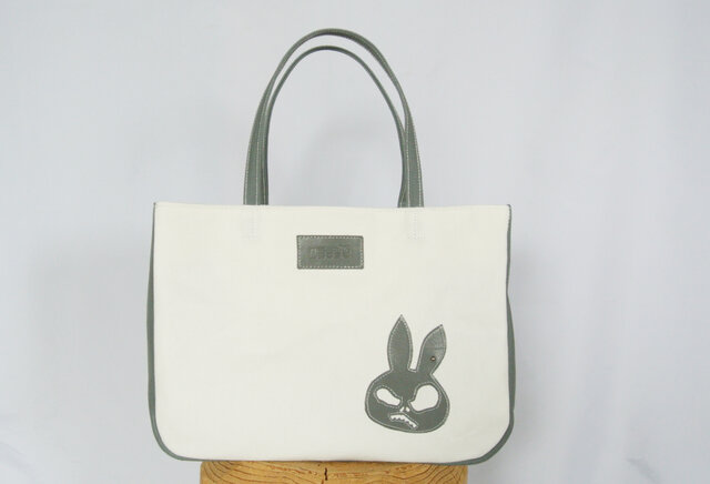 うさぎスカル（UR-1)、バイカラー（白xグレー）の角丸トート。 | iichi ハンドメイド・クラフト作品・手仕事品の通販