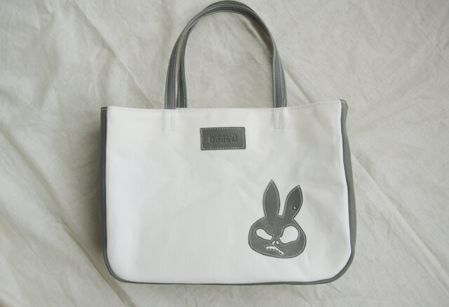 うさぎスカル（UR-1)、バイカラー（白xグレー）の角丸トート。 | iichi ハンドメイド・クラフト作品・手仕事品の通販