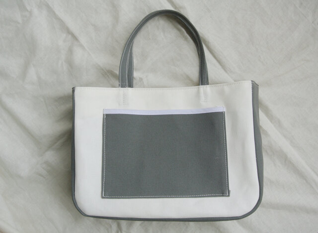 うさぎスカル（UR-1)、バイカラー（白xグレー）の角丸トート。 | iichi ハンドメイド・クラフト作品・手仕事品の通販