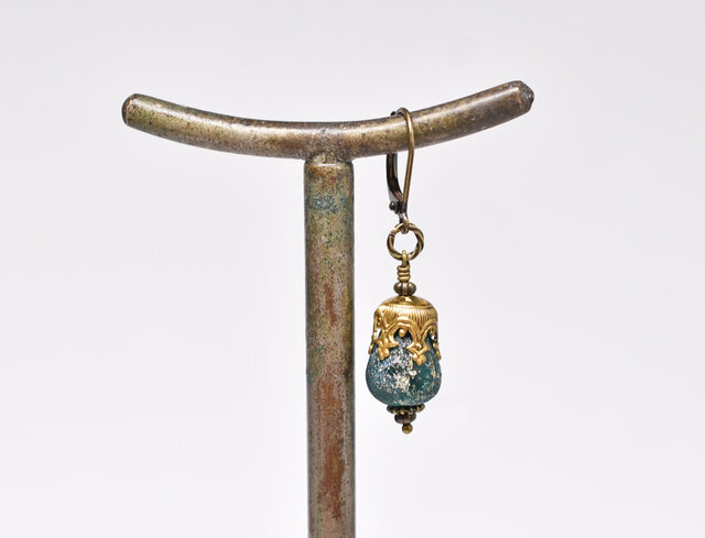 薄っすら銀化のローマングラスビーズとブラス装飾の片耳ピアス | iichi ハンドメイド・クラフト作品・手仕事品の通販