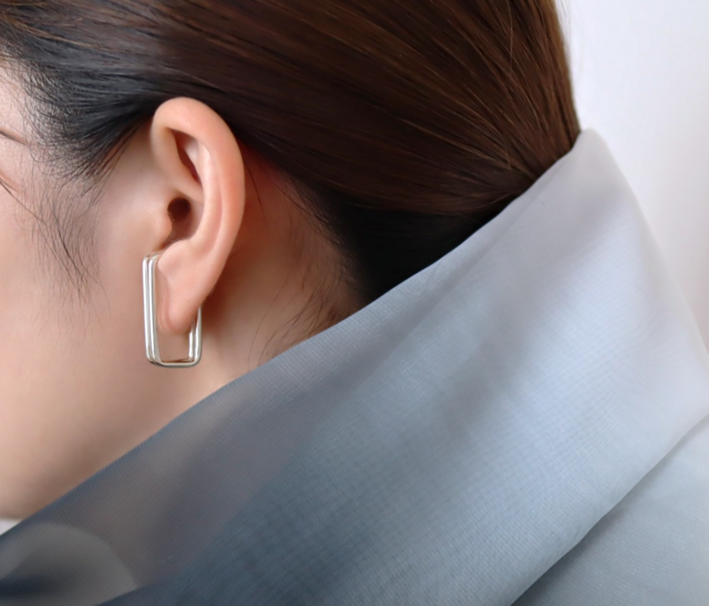 Modernismダブルライン イヤーカフ片耳用 | iichi 日々の暮らしを心地よくするハンドメイドやアンティークのマーケットプレイス