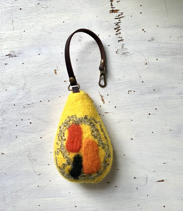 羊毛フェルトのカラフルしずくポーチ（イエロー） | iichi 日々の暮らしを心地よくするハンドメイドやアンティークのマーケットプレイス