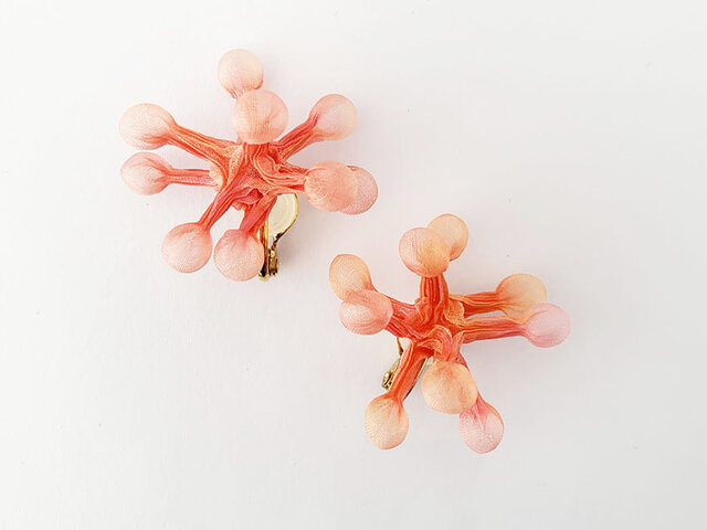 Quguriピアス「snowflake」さんごいろ | iichi ハンドメイド・クラフト作品・手仕事品の通販