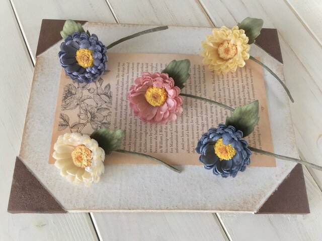 〈染め花〉デイジーの一輪コサージュ(ブルーグレー) | iichi 日々の暮らしを心地よくするハンドメイドやアンティークのマーケットプレイス