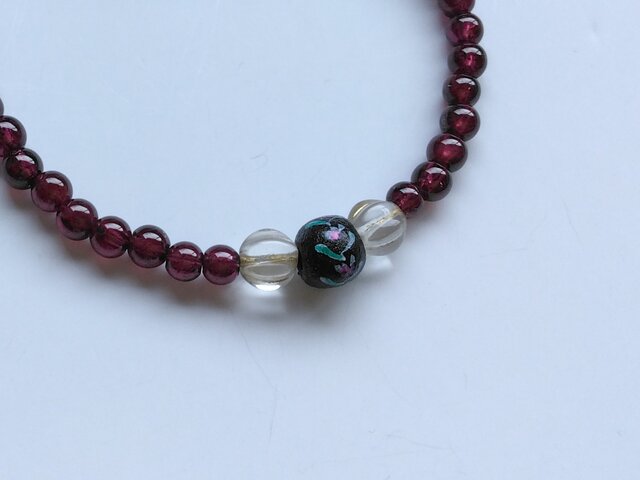 ガーネットとオリジナルbeads＊＊＊ブレスレット＊＊＊ | iichi 日々の暮らしを心地よくするハンドメイドやアンティークのマーケットプレイス