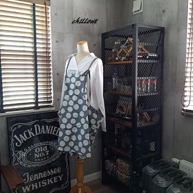 【背中がかわいい】エプロンドレス：グレードット×グレー【0573】 | iichi ハンドメイド・クラフト作品・手仕事品の通販