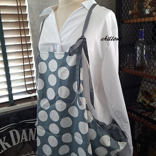【背中がかわいい】エプロンドレス：グレードット×グレー【0573】 | iichi ハンドメイド・クラフト作品・手仕事品の通販