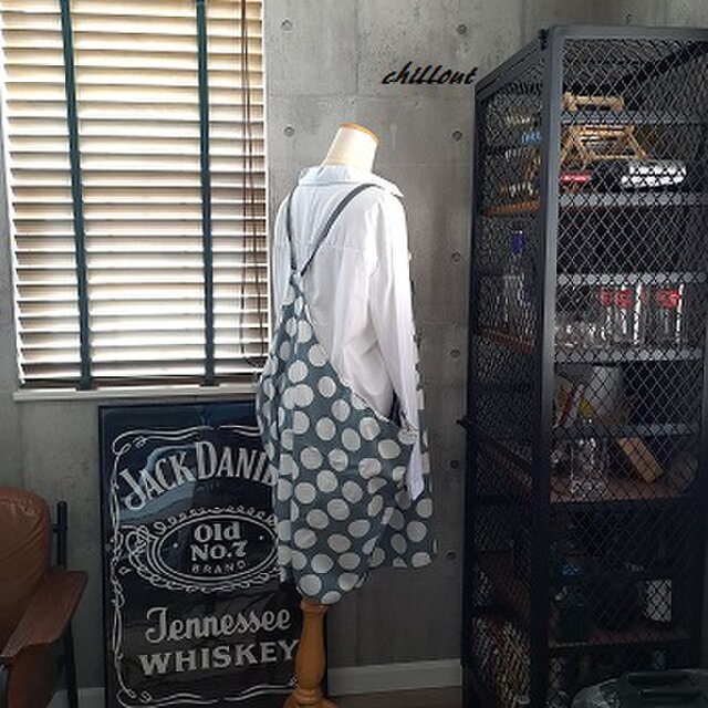 【背中がかわいい】エプロンドレス：グレードット×グレー【0573】 | iichi ハンドメイド・クラフト作品・手仕事品の通販