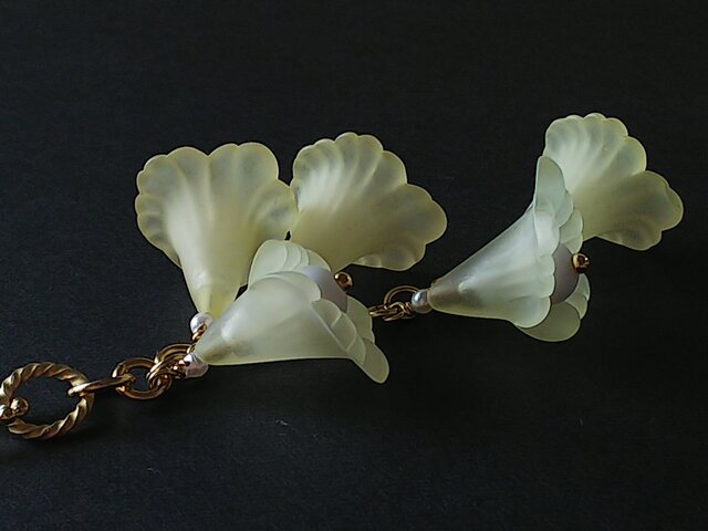 ヴィンテージ Light-Yellow-flower 流れる美しいネックレス | iichi 日々の暮らしを心地よくするハンドメイドやアンティークのマーケットプレイス
