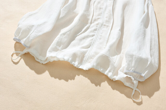 涼し気な雰囲気が魅力のリネン素材のブルゾン フード付き ライトアウター ホワイト 230613-1 | iichi 日々の暮らしを心地よくするハンドメイドやアンティークのマーケットプレイス