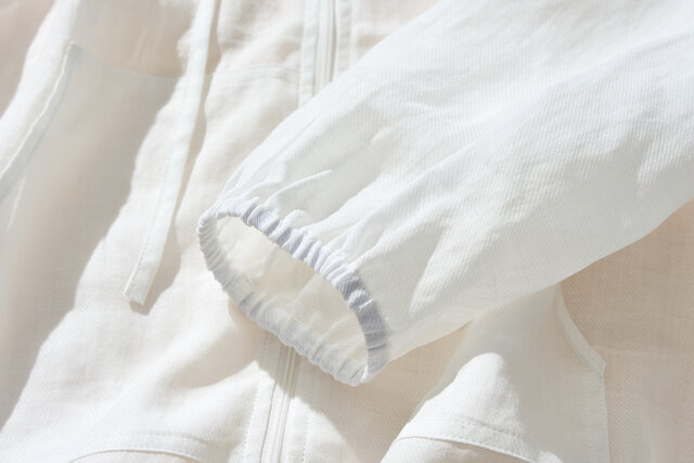 涼し気な雰囲気が魅力のリネン素材のブルゾン フード付き ライトアウター ホワイト 230613-1 | iichi 日々の暮らしを心地よくするハンドメイドやアンティークのマーケットプレイス